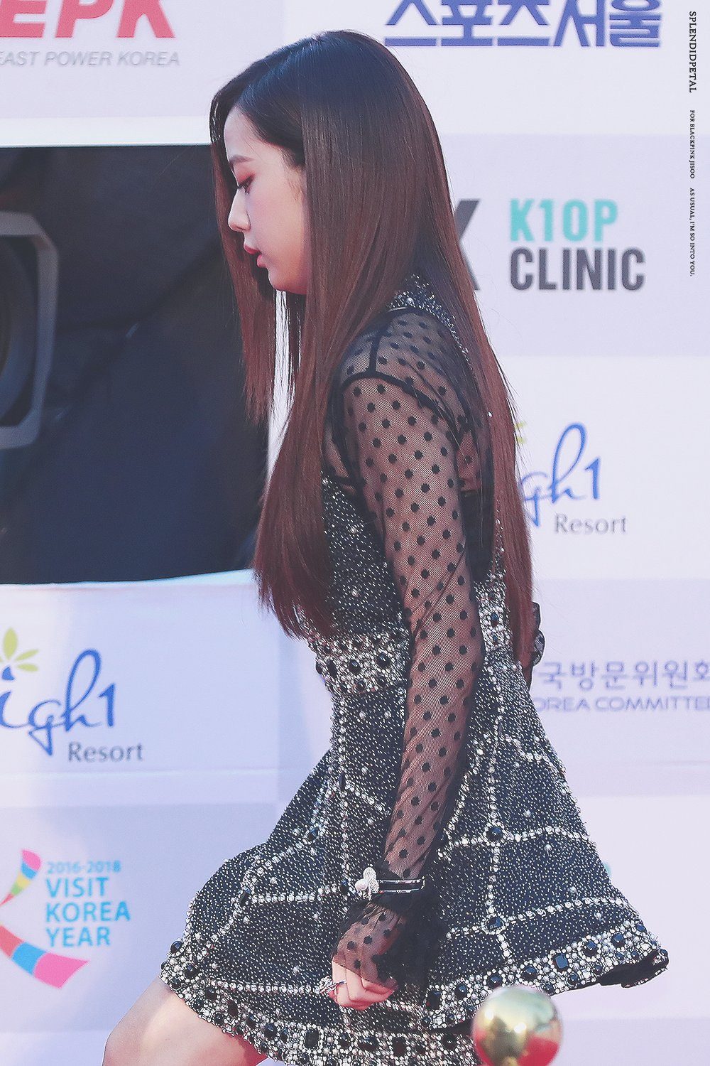 BLACKPINK Jisoo Shows Off Her Top Tier Visual In This Red Carpet Dress ...