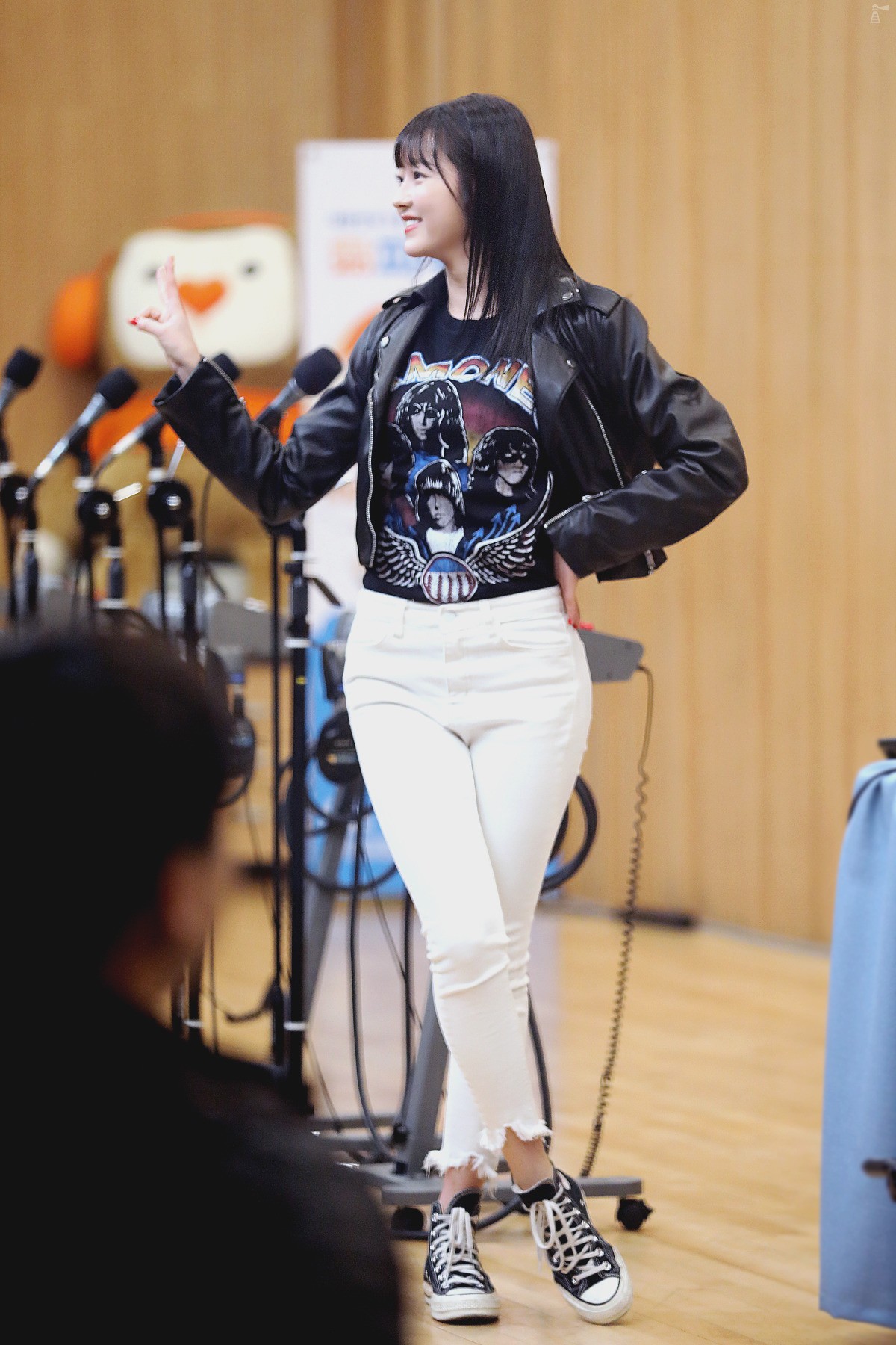 You Won’t Believe Oh My Girl YooA’s Real Height - Koreaboo